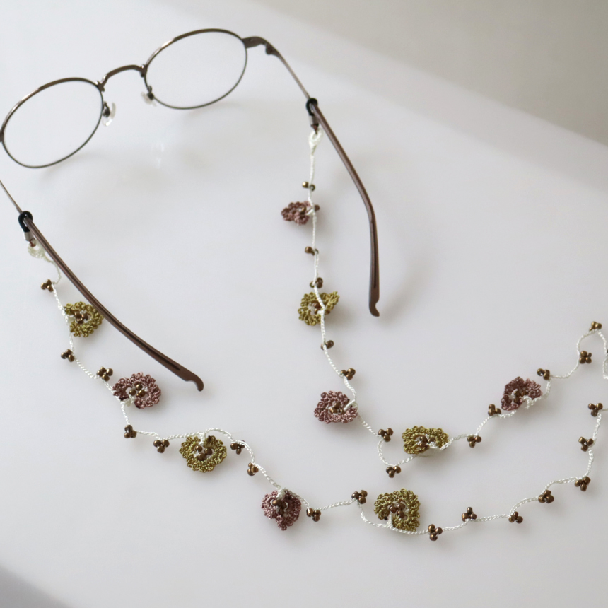 キリムスタイル / トルコのレース「オヤ」メガネストラップ 小花モチーフモスグリーン